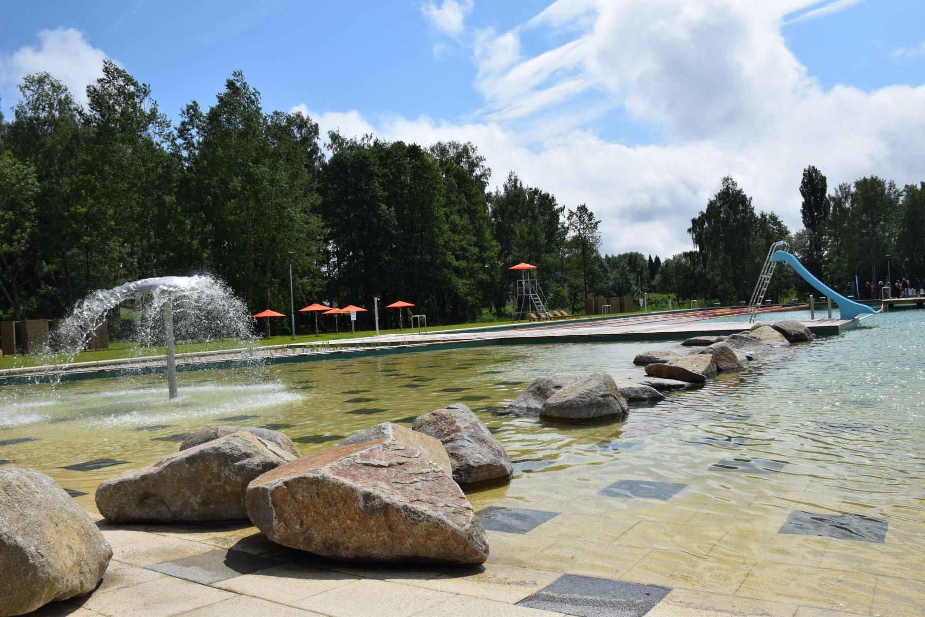 Fotoreportáž: Hlinsko otevřelo nové přírodní koupaliště | iHLINSKO.cz